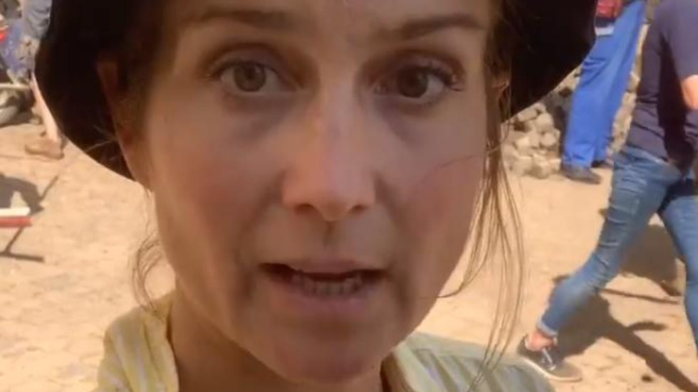 German TV reporter suspended by RTL after smearing mud on herself to ...