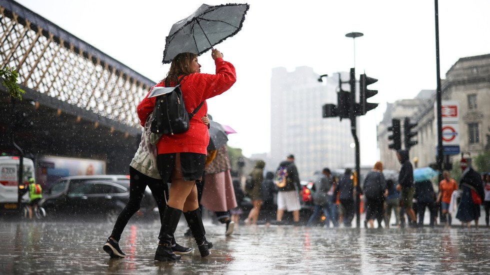 London hit with FLASH FLOODS as torrential rain turns roads into rivers ...