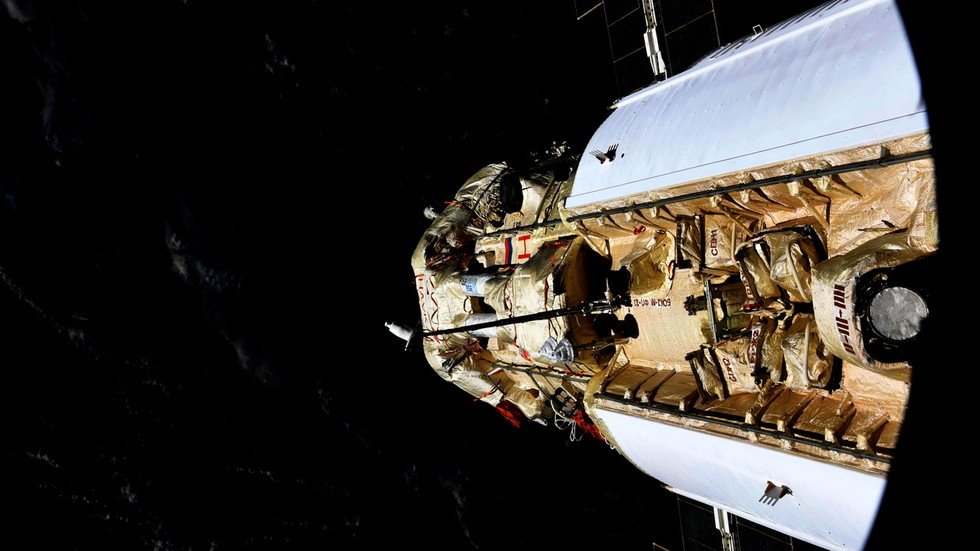 Unboxing, space-style: WATCH Russian cosmonauts enter new ISS lab ...