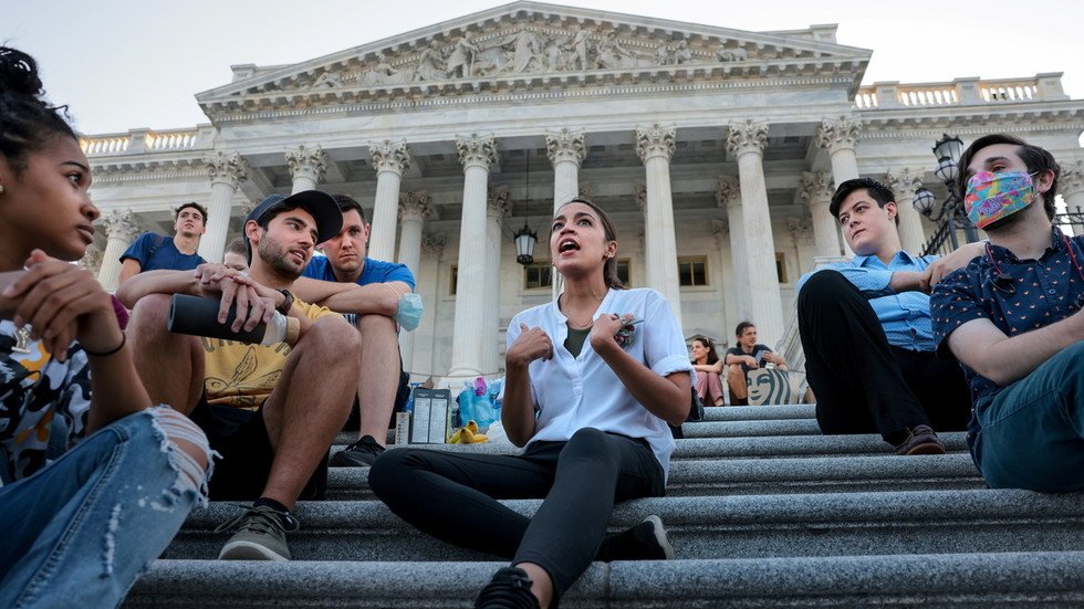 AOC roasted for putting mask on during photo-op, removing it ...