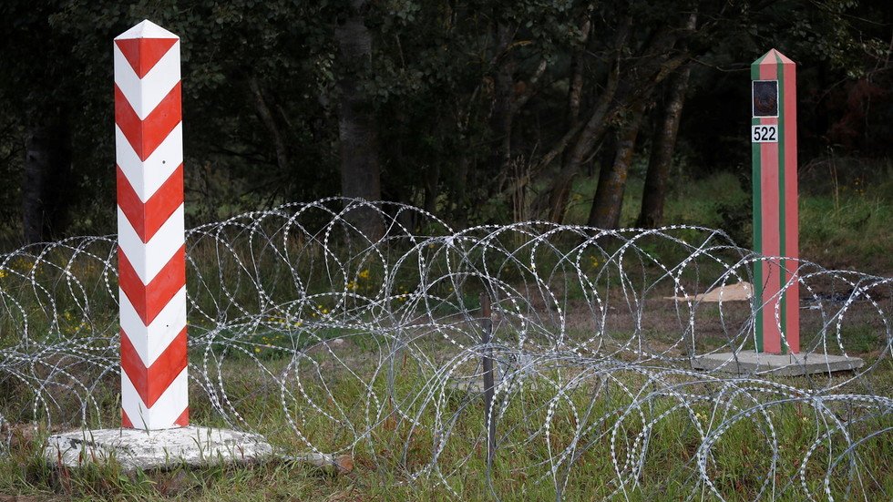 Echoes of Hungary as Poland to build giant barbed-wire border fence on ...