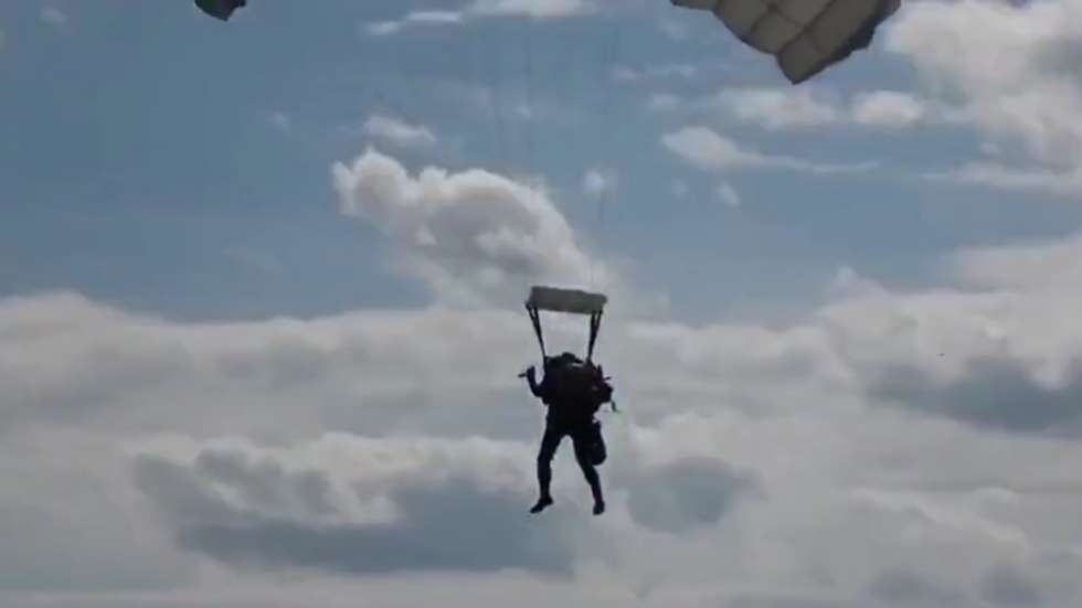 Russian marine commandos able to silently drop from skies into seas ...