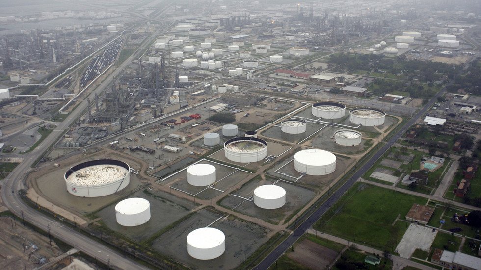 Massive oil spill at Texas refinery causes road closure, but ...