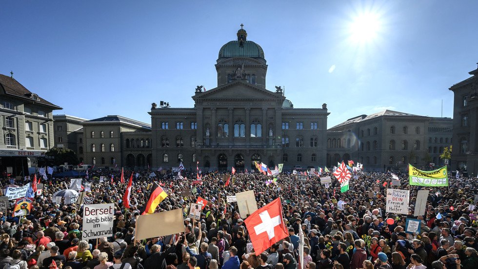 Thousands flood Swiss capital to decry Covid certificates (VIDEOS) — RT ...