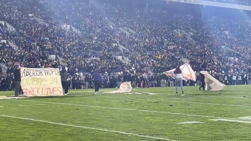 US college students halt football game with anti-police, pro-Palestine ...