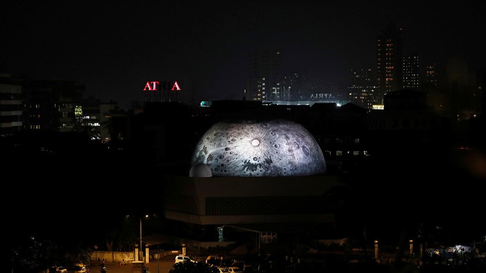 Astronomers find exoplanet with unusual orbit — RT World News