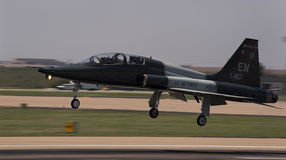 Pilot killed in ‘mishap’ with supersonic jet trainers — RT USA News