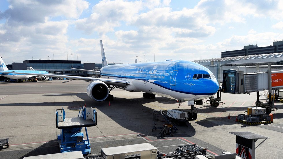 WATCH: Passengers stuck on plane from SA as 'super-mutant' Covid panic ...
