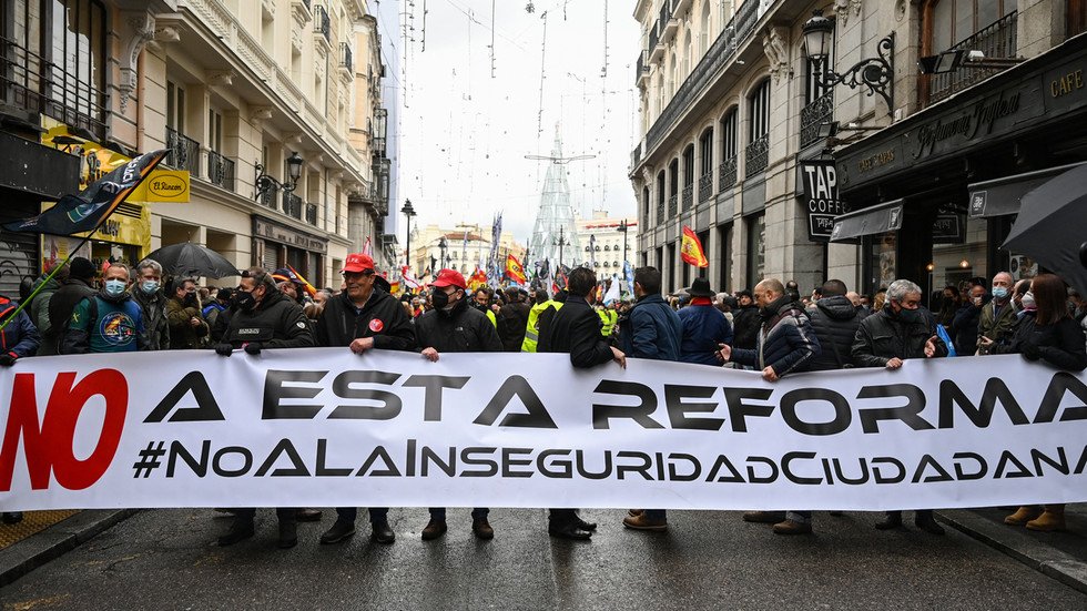 Cops protest legalizing taking footage of police (VIDEO) — RT World News