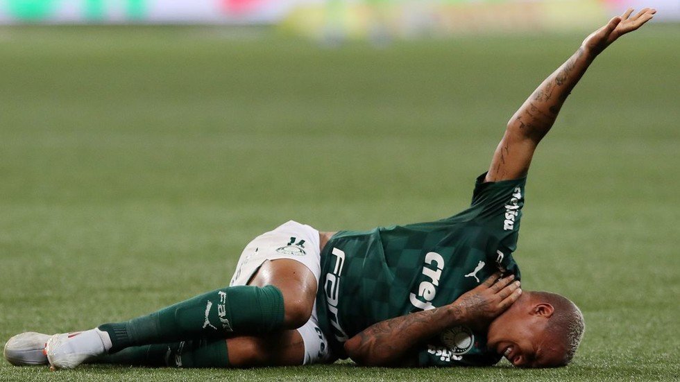 Football fans in hysterics as star fakes injury after referee ‘pushes ...