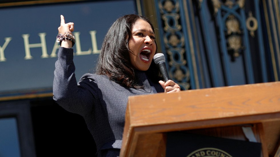 WATCH: Dancing mayor and shopping Biden breach mask mandates — RT USA News