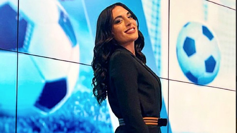 ‘He slaps me on the butt’: Female reporter involves police after ...