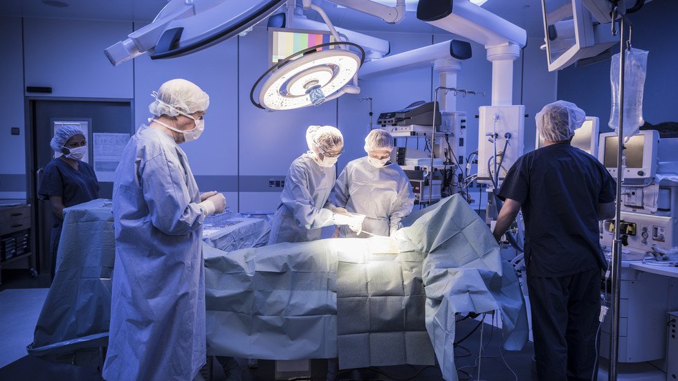 Surgeon fined for amputating wrong limb — RT World News