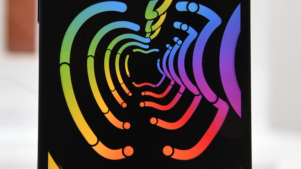 Apple strikes back, taking Russia’s market regulator to court — RT ...