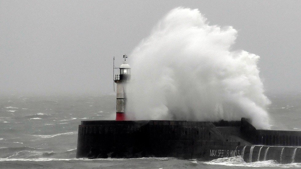 ‘Weather bomb’ from the Atlantic affects tens of thousands (VIDEOS ...