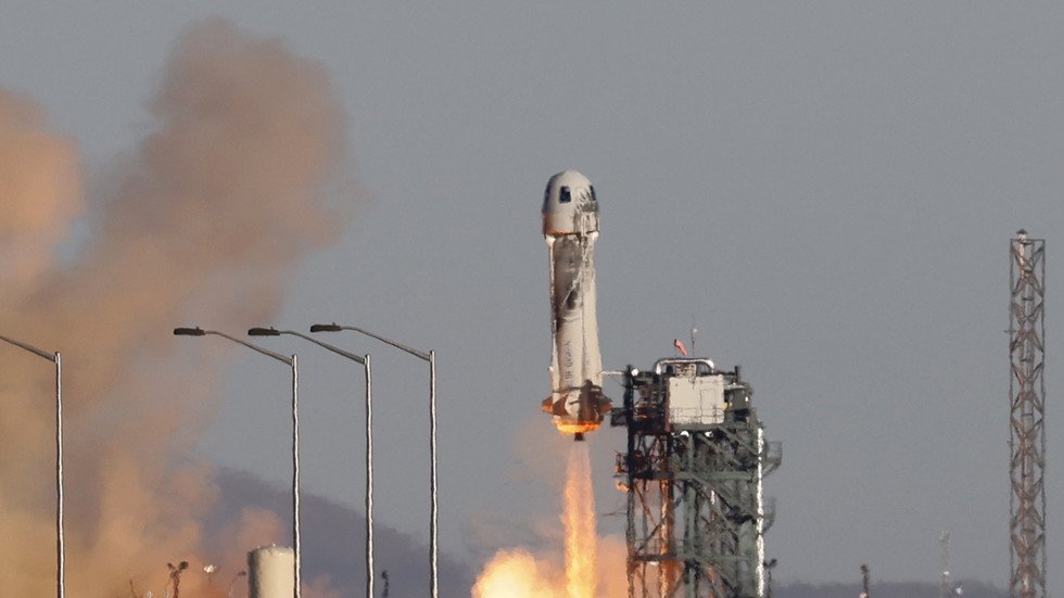 WATCH: Blue Origin completes third commercial space flight — RT USA News