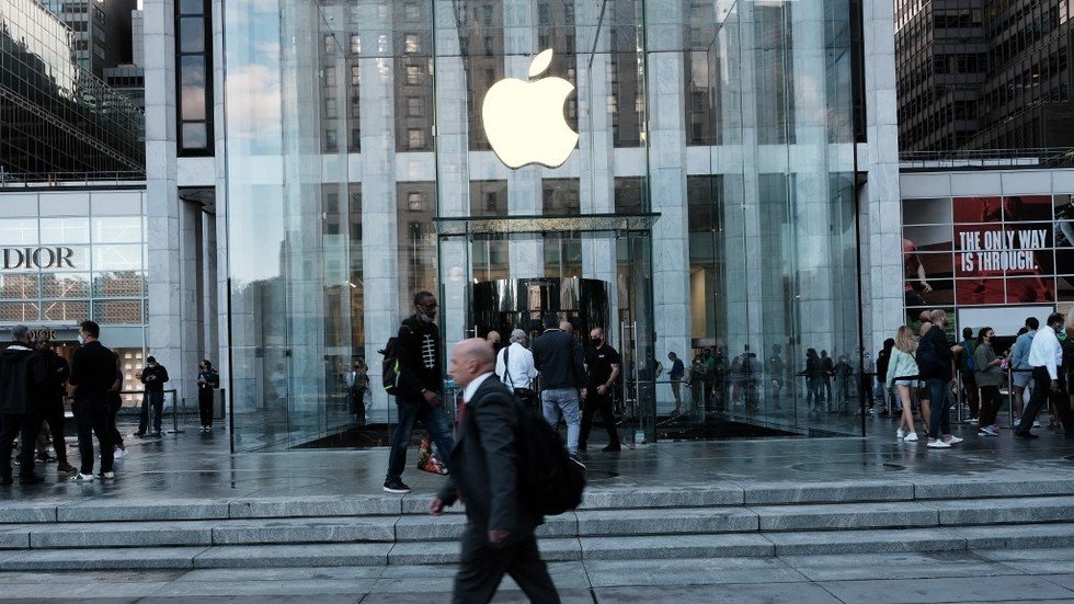 Apple employees urged to stage walkout on Christmas Eve — RT World News
