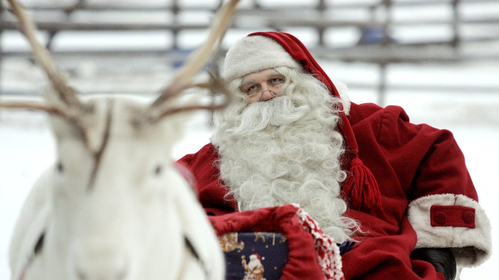 Celebrity astrophysicist debunks Santa with ‘science’ — RT Entertainment