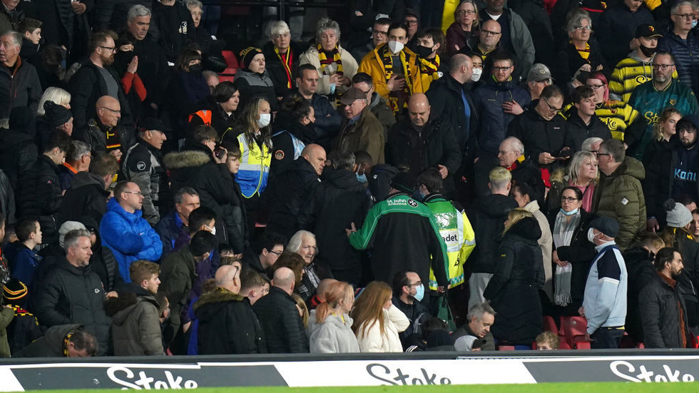 Fan collapses in football crowd yet again — RT Sport News