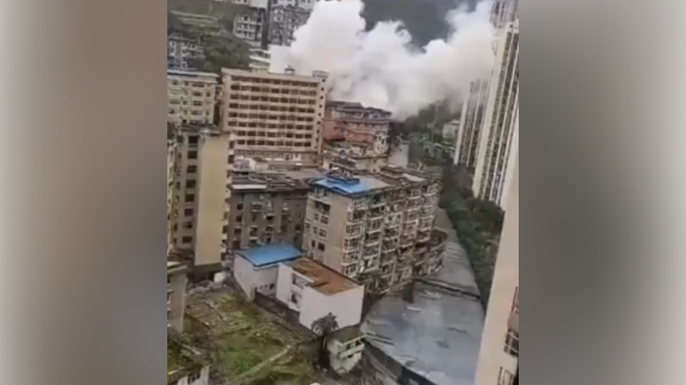 At least 20 trapped as explosion rocks govt office — RT World News