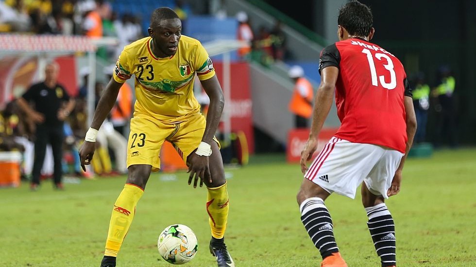 Footballer suffers heart attack on pitch — RT Sport News