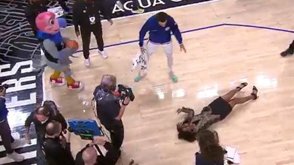 NBA reporter takes painful slip in high heels on wet court (VIDEO) — RT ...