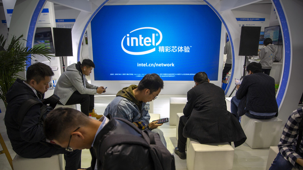 Intel called out for ‘cowardice’ by US senator — RT World News