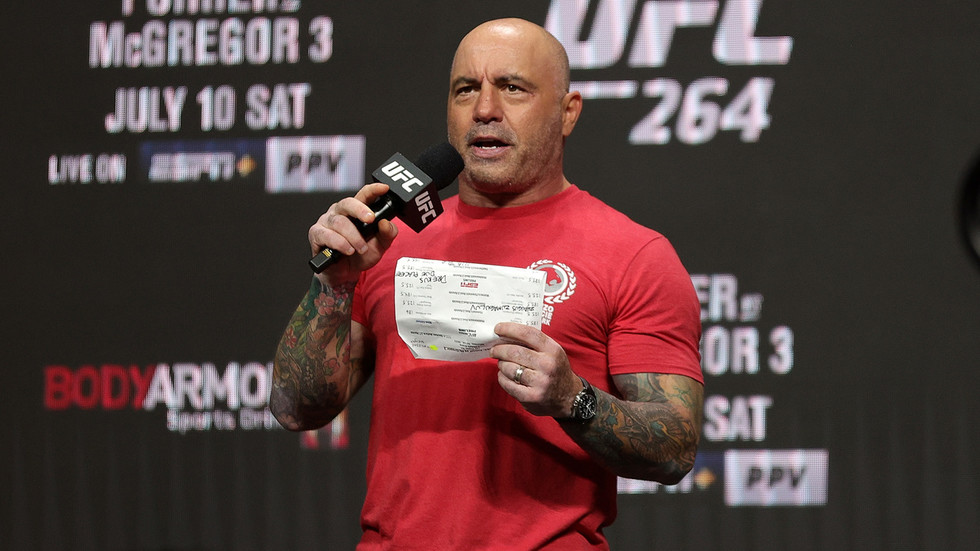 Joe Rogan is a ‘menace to public health’, doctors claim in letter to ...