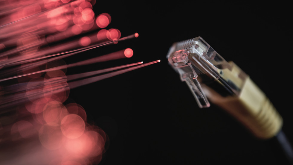 US bans telecom giant over spying concerns — RT Business News