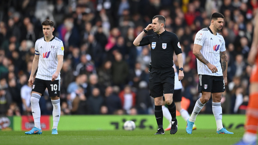 Fan medical emergencies halt two football games — RT Sport News