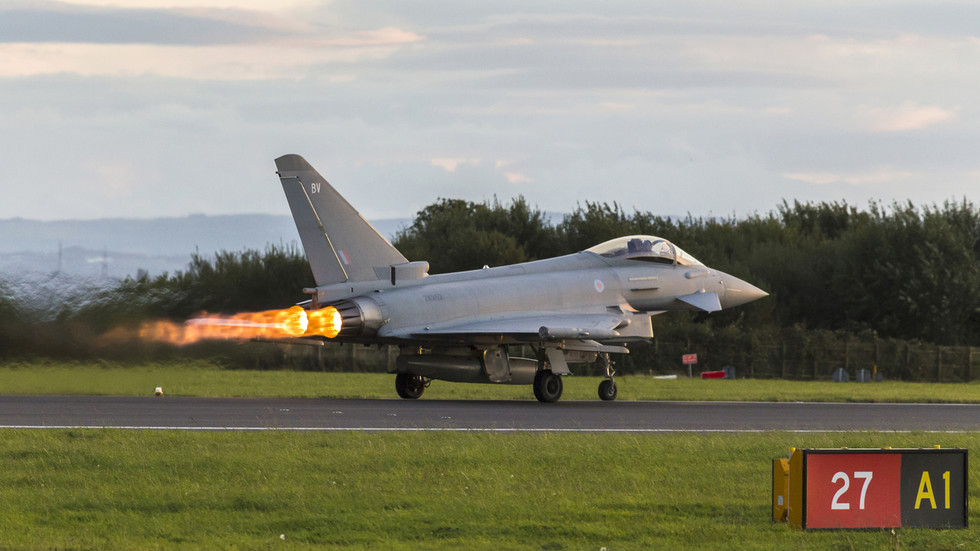 UK scrambles fighter jets over ‘unidentified aircraft’ — RT World News