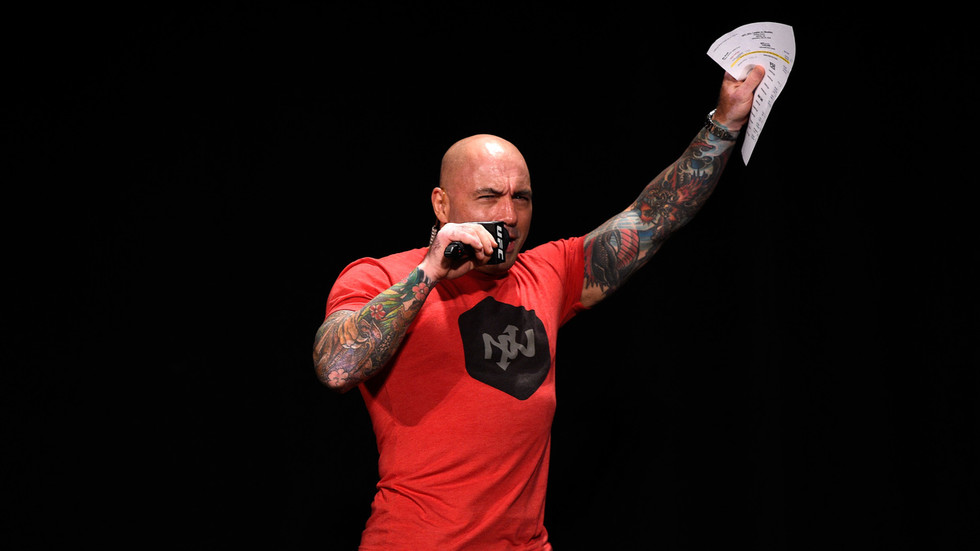 Joe Rogan mocks his controversy in surprise stand-up appearance — RT ...