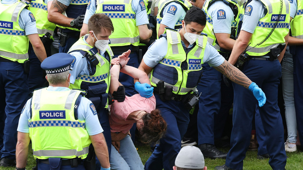 Dozens arrested as police & anti-mandate protesters clash (VIDEO) — RT ...