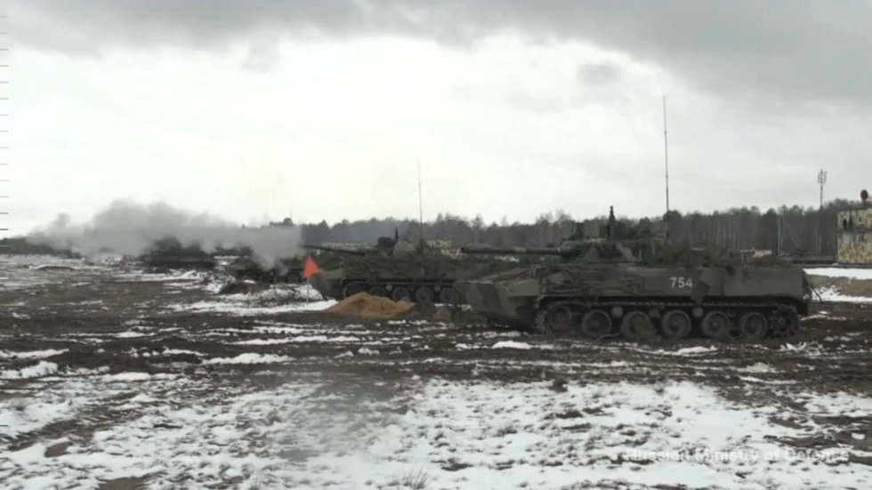 Russian tanks stage combat drills near Ukrainian border (VIDEO) — RT ...