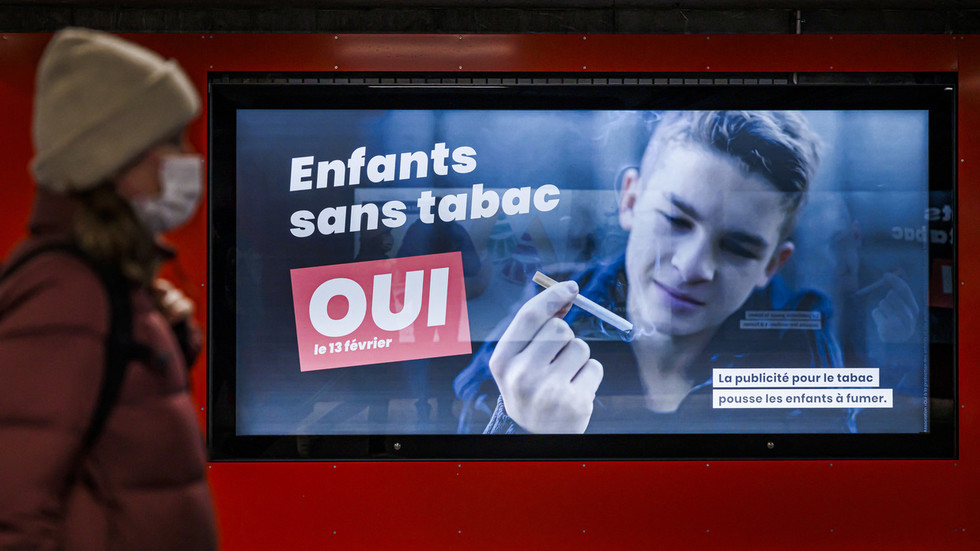 Voters pass near-total ban on tobacco ads — RT World News