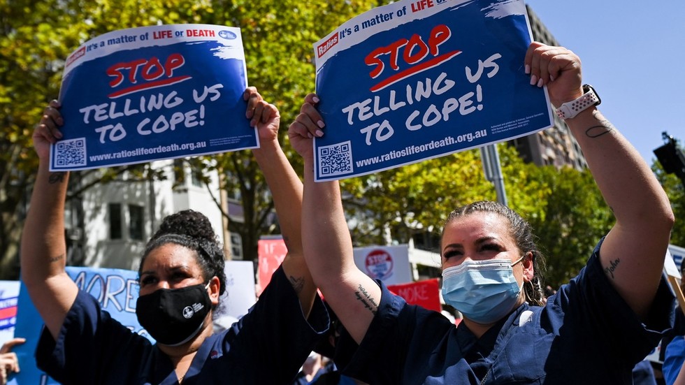 Nurses walk out to protest low pay, pandemic workload (VIDEOS) — RT ...