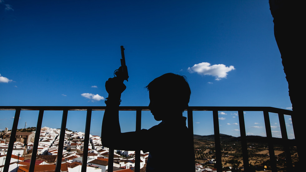 Four-year-old told to fire gun at officers – police — RT World News