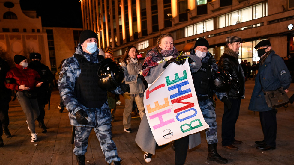 Hundreds detained at anti-war protests in Russia — RT Russia & Former ...