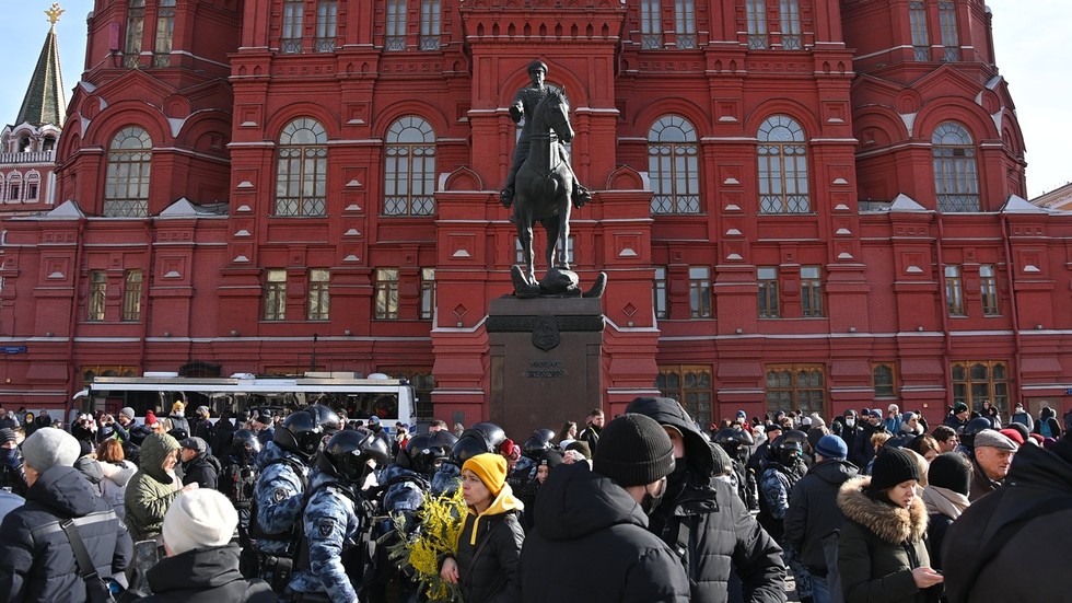 Thousands detained at anti-war protests across Russia — RT Russia ...