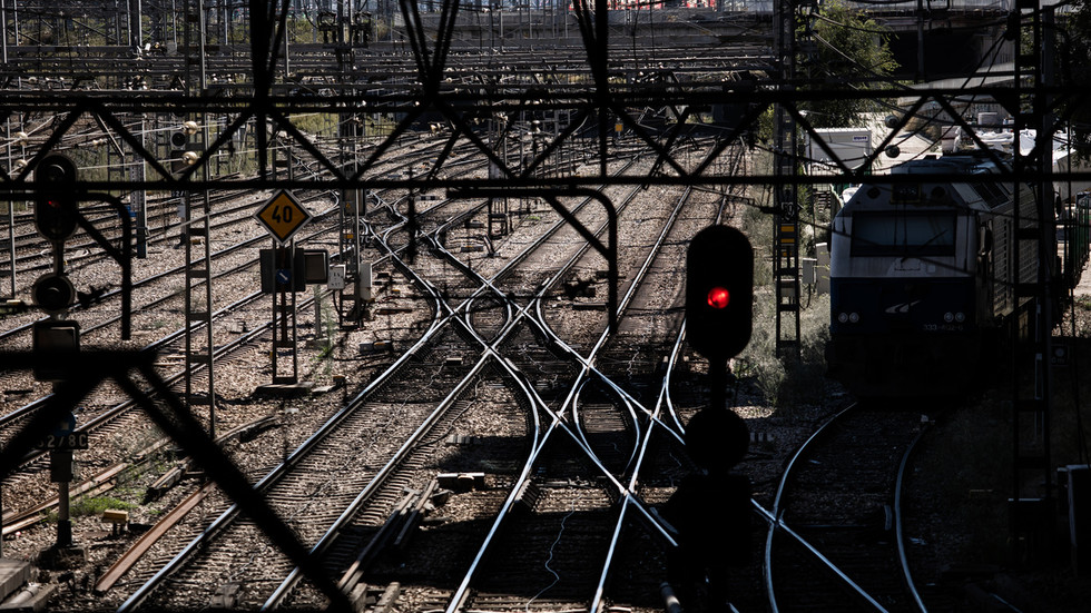 Software glitch disrupts major rail network — RT World News