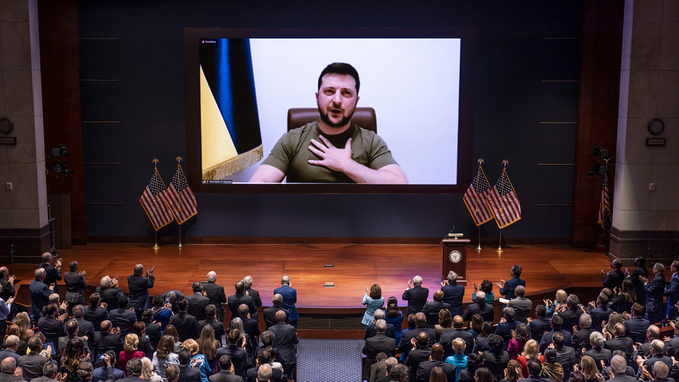 Joe Rogan calls out U-turn on Ukraine coverage — RT World News