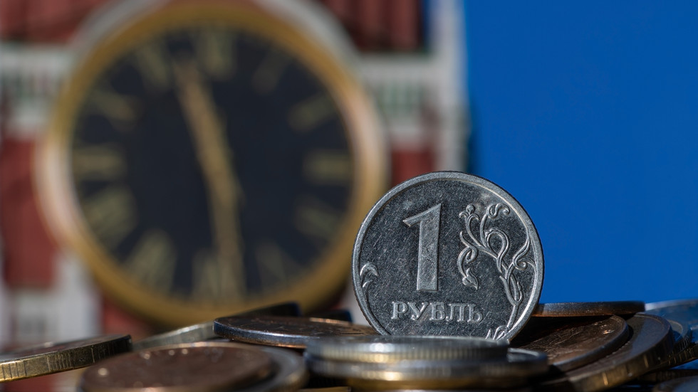 Ruble shrugs off Western sanctions — RT Business News