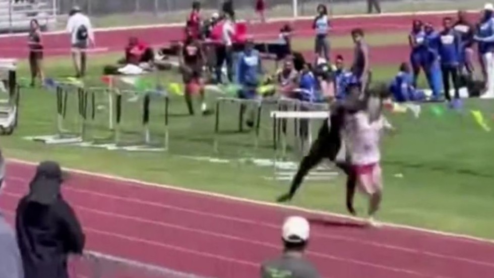 High school runner brutally sucker-punches rival during race (VIDEO ...