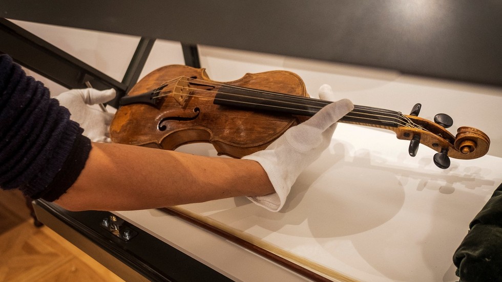 Stolen $110,000 violin discovered near trash can — RT World News