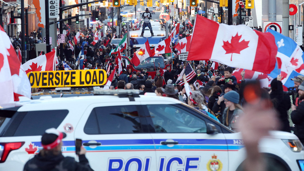 New Freedom Convoy-style rally in Canada — RT World News