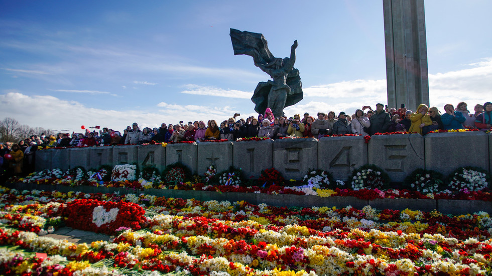 EU member paves way to demolishing Soviet memorial — RT Russia & Former ...