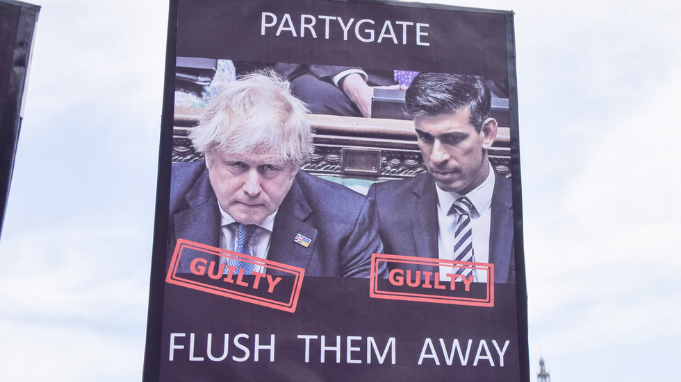 Over 100 UK officials handed 'Partygate' fines — RT World News