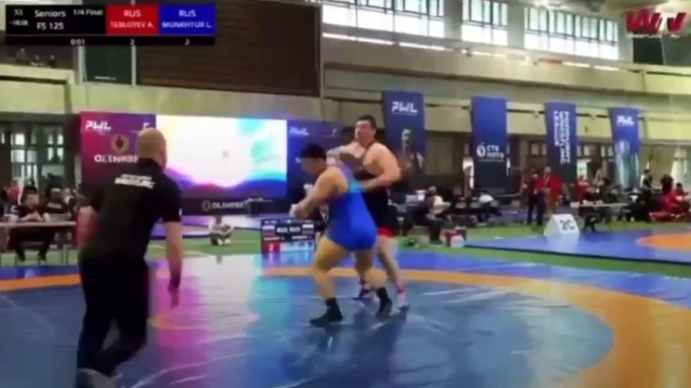 Russian wrestler punches rival in shocking scenes (VIDEO) — RT Sport News