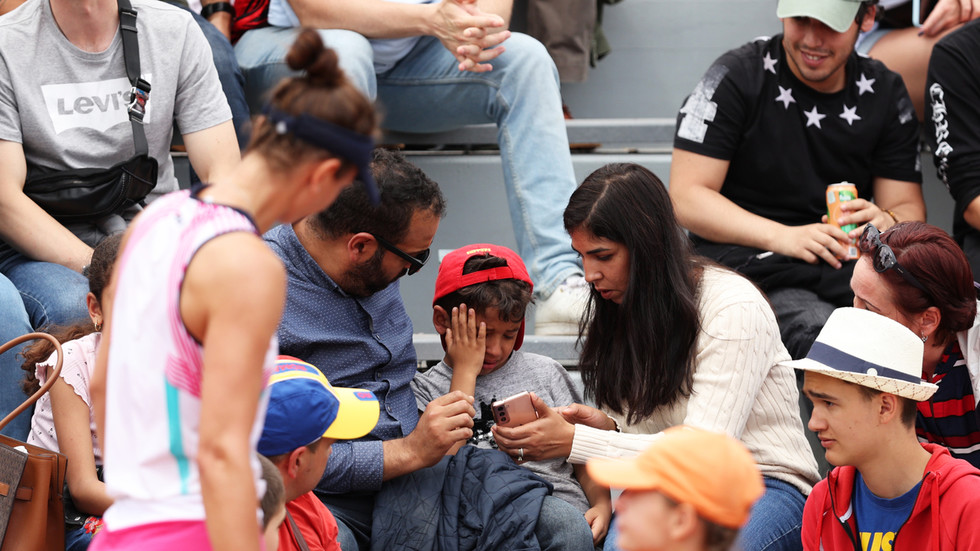 Tennis player makes child cry with racket throw tantrum (VIDEO) — RT ...