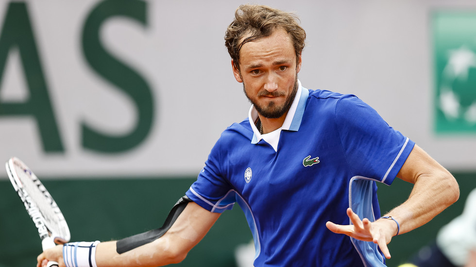 Medvedev targets top ranking as he storms into next round — RT Sport News